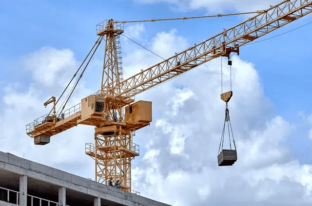 Common Types of Cranes in Construction: Uses and Advantages